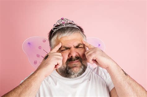 잘 생긴 백인 플러스 크기의 남성 모델은 코랄 핑크 스튜디오 배경에 고립 포용의 개념 인간의 감정 얼굴 표정 45 49세에 대한 스톡 사진 및 기타 이미지 Istock