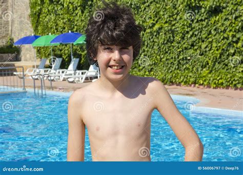De Gelukkige Jongen Is In Het Zwembad Stock Afbeelding Image Of Knap