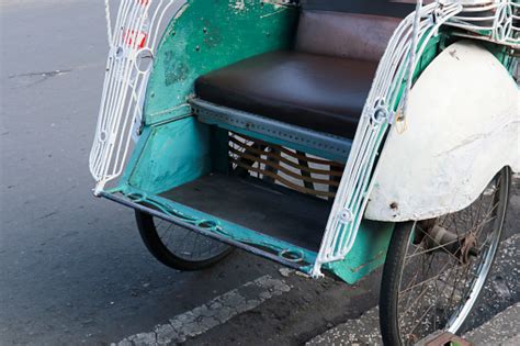 Becak의 자른 이미지입니다 Becak 인력거는 인도네시아의 전통 차량입니다 0명에 대한 스톡 사진 및 기타 이미지 0명