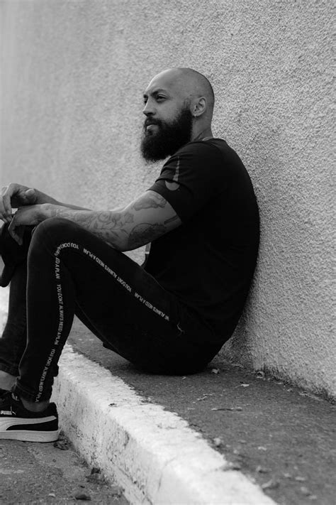 Foto Hombre Con Camisa Negra De Manga Larga Y Jeans De Mezclilla Negros