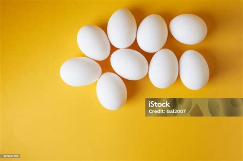 노란색 배경에 계란 부드러운 아름다운 계란 텍스트 공간 Minimalism 위에서 보는 경치 0명에 대한 스톡 사진 및 기타