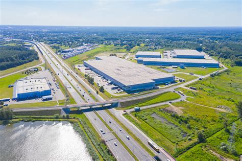 從上面鳥瞰倉庫或工業工廠或物流中心日落時分工業建築和設備的鳥瞰圖 色調 照片檔及更多 住宅區 照片 住宅區 俯視 商務 Istock