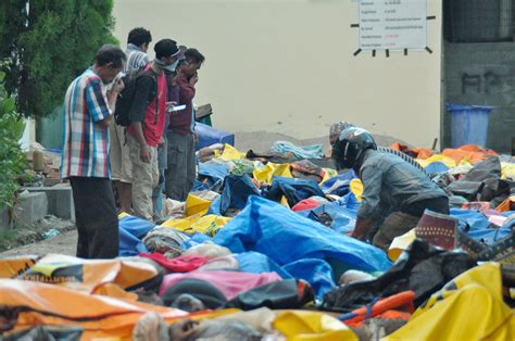 Indonesia Earthquake And Tsunami Mass Burial As Death Toll Surges And