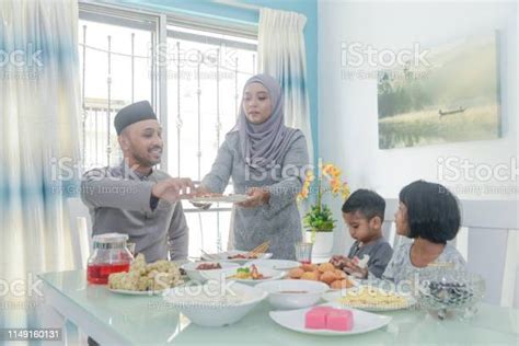 Keluarga Muslim Malaysia Menikmati Makanan Tradisional Saat Perayaan