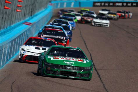 兄貴分ハムリンをサイド・バイ・サイドで撃破。トヨタのベルが破竹の3連勝を達成／nascar第4戦 Autosport Web