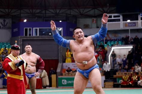 Үндсэн хуулийн өдөрт зориулсан 128 бөхийн барилдаанд Б Бат Өлзий түрүүлж О Хангай үзүүрлэв