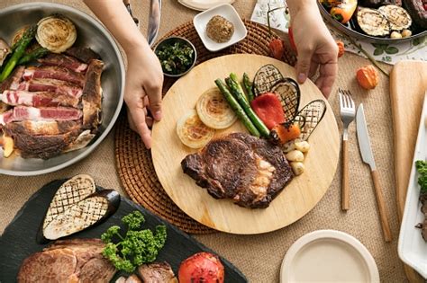 스테이크와 구운 야채가있는 세트 테이블의 상단 전망 레스토랑 영감 개념에 대한 스톡 사진 및 기타 이미지 개념 개념과 주제