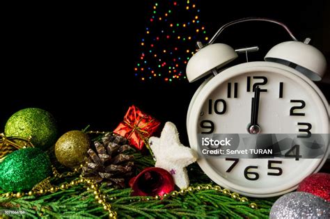 레트로 알람 시계 크리스마스 장식품과 트리 크리스마스 구성 Bokeh 파인 트리 배경입니다 0명에 대한 스톡 사진 및 기타 이미지 Istock