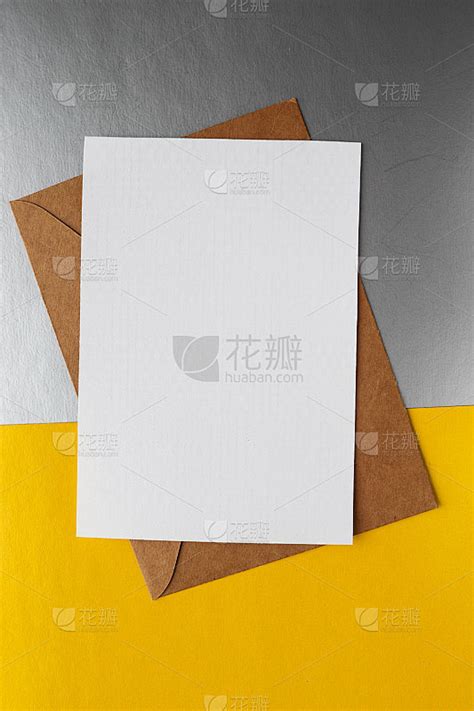 明信片模型。空白的白色卡片，牛皮纸信封