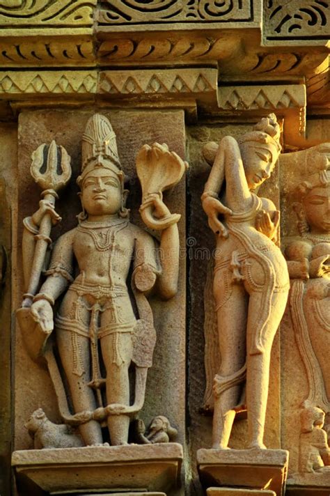 Tallado De Alivio Del Dios Hindú Shiva Y Nayika O Apsara En El Muro Del