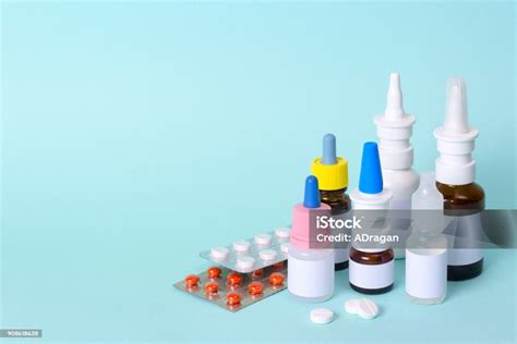 비 드랍 스와 코 또는 감기와 그립을 치료 하는 약에 대 한 스프레이 병 고 튜브 약물과 녹색 배경에 색된 약 텍스트를 위한