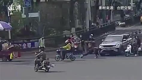 男子横穿马路，不听交警劝阻加速逃走途中摔倒凤凰网视频凤凰网