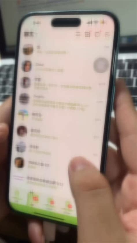 發問🙋‍♀️😭😭😭 為什麼line會這麼的卡！滑起來非常當 但我才剛換愛瘋16 甚至也是因為舊手機的line很卡才換的 沒想到新手機狀況一樣