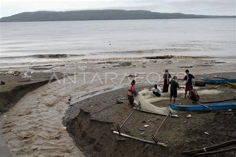 TANGKAPAN IKAN MENURUN AKIBAT OMBAK TINGGI ANTARA Foto