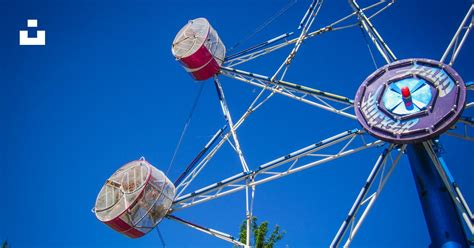 맑고 푸른 하늘을 배경으로 한 관람차 사진 Unsplash의 무료 이미지