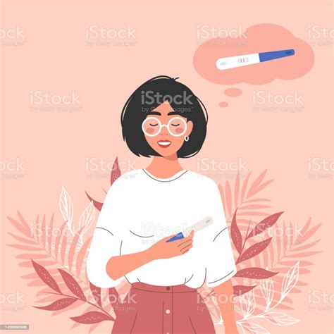 행복한 젊은 엄마는 긍정적 인 두 스트립 임신 테스트를 실시합니다 아기를 계획하는 소녀의 미소 임신 의학의 개념 여자에 대한