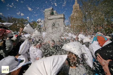 아이부터 백발 노인까지 세계 베개싸움의 날