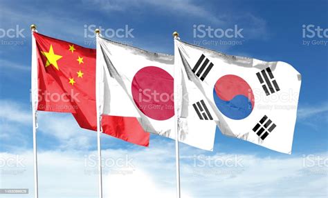 中国の国旗と日本と韓国の国旗曇り空を飛ぶ空に手を振る アイデンティティーのストックフォトや画像を多数ご用意 アイデンティティー