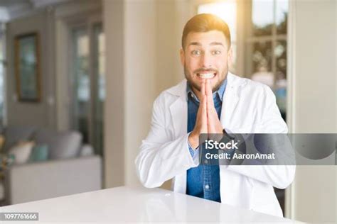 기도 손 함께 용 서 미소 자신감에 대 한 요구와 병원에서 젊은 잘생긴 의사 남자 가정 생활에 대한 스톡 사진 및 기타 이미지 가정 생활 건강관리와 의술 권위
