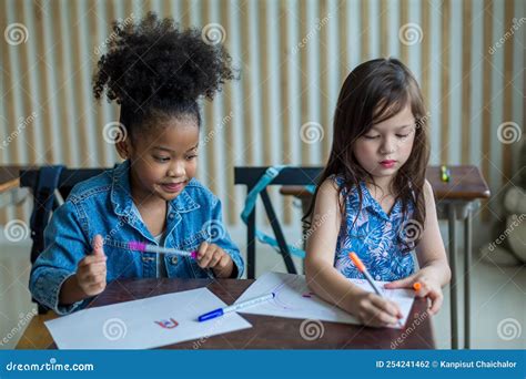 Meisje Maakt Huiswerk In De Klas Terug Naar School Schattige