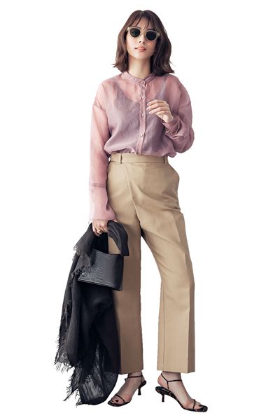 透け感あるブラウスのインナーは何がいい？ お手本の品のある着こなしを解説 Oggijp