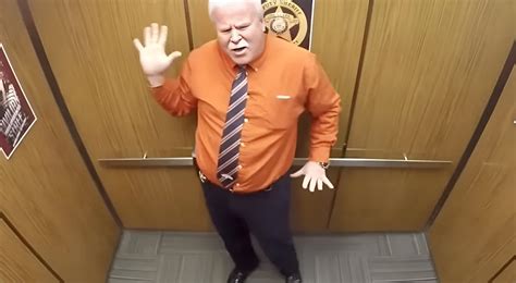 Elevator Oddities Quirky And Amusing Moments In Photos Page 2 Of 25 Urapress