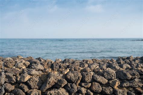 제주도 화강암 돌담길을 뒤로 펼쳐진 아름다운 바다와 하늘 아름다운 풍경 Photos Adobe Stock