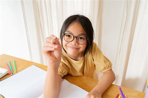 어린 아시아 소녀는 집에서 능력을 개발하고 정신 건강을 개선하기 위해 수채화 작품을 그리고 그림을 그립니다 영감을 받아 그림을
