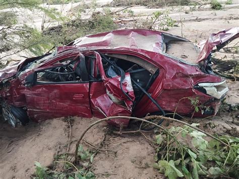 Corpo de mulher que desapareceu após ter carro arrastado por riacho no