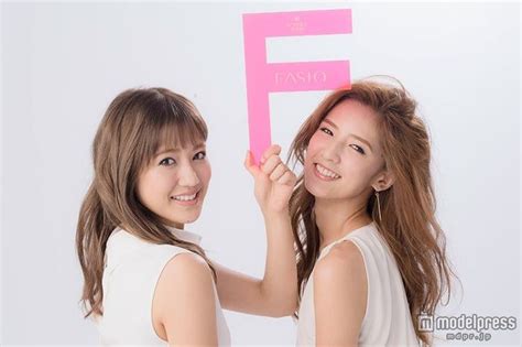E Girlsのメンバーでflowerとしても活躍する藤井萩花と、同じくe Girlsのメンバーでhappinessとしても活躍する藤井夏恋の