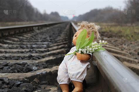 铁轨上有危险。孩子们的玩具放在铁轨上。