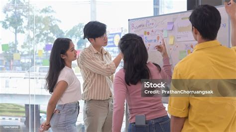 회의 중에 함께 일하고 화이트 보드에 아이디어를 작성하는 데 중점을 둔 창업 비즈니스 팀 25 29세에 대한 스톡 사진 및 기타