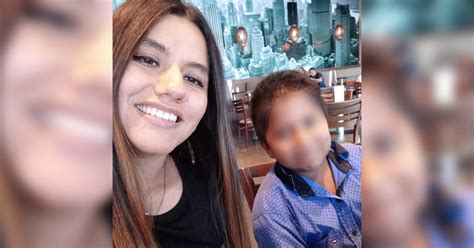 Joven Invita A Un Niño Que Vendía Dulces A Comer En El Restaurante