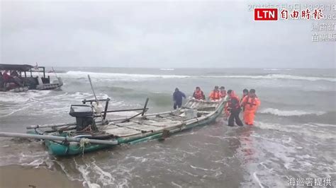 好驚險！苗栗通霄漁港膠筏突失動力被海浪推來推去（海巡署提供） Youtube