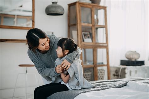 돌보는 젊은 아시아의 어머니 퍼팅 에 그녀의 딸 에 홈 아이에 대한 스톡 사진 및 기타 이미지 아이 가정 생활 아시아인