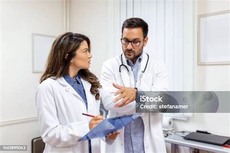Dokter Mendiskusikan Laporan Medis Di Rumah Sakit Dokter Wanita Dan
