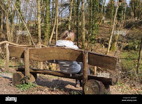 Vieille Dame Assise Sur Un Banc En Bois Banque De Photographies Et D