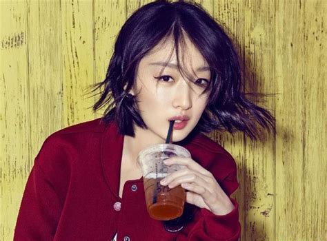 周冬雨真实身高 是非常娇小的类型