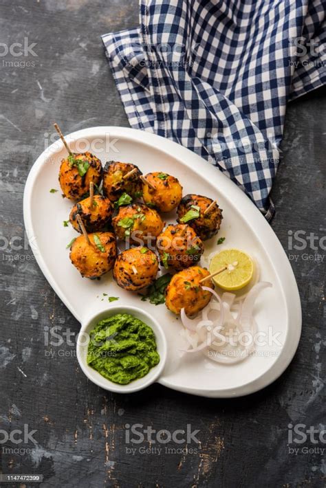 탄두리 알루는 인도 향신료로 구운 감자입니다 그것은 녹색 Chutney와 함께 제공 파티 애피타이저입니다 선택적 초점 감자