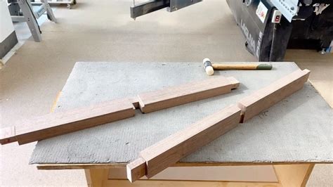 Chaebumsoo 원형 테이블의 짜임 원형 테이블에 심플한 디자인을 원하셔서 테이블의 다리와 다리를 잡아주는 보강의 교차가 되는 부분 짜임이 견고해야 했어요 빈틈이