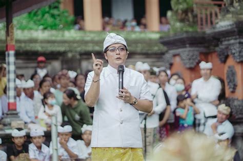 Bupati Giri Prasta Ikuti Prosesi Tradisi Siat Tipat Di Desa Adat Kapal