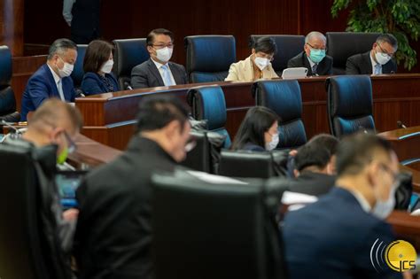 經濟財政司司長李偉農列席立法會全體會議，回應由議員提出的口頭質詢。 澳門特別行政區政府入口網站