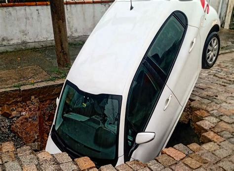 Cratera Engole Carro Em Rua De Joinville Ocp News As Melhores