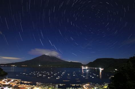 満月に照らされる桜島と北天の日周運動 鹿児島県天文協会