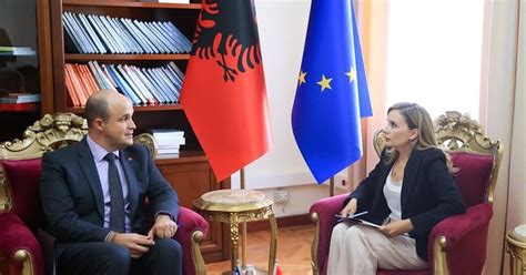Nuk Mori Pjesë Në Tryezën Bardhi Berisha Tabaku Takon Të Dërguarin Me