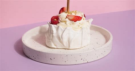 그 위에 촛불이 달린 작은 케이크 사진 Unsplash의 초 이미지