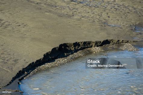 애들러의 산강 음지산파의 젖은 회색 모래와 물의 원래 질감이있는 해변 지역 자연 적인 디자인에 대 한 좋은 배경 0명에 대한