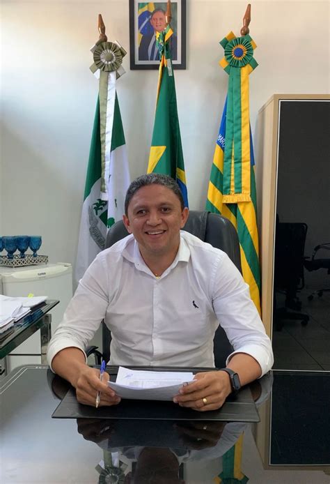 Prefeito de Água Branca assina mudança de nível para professores da