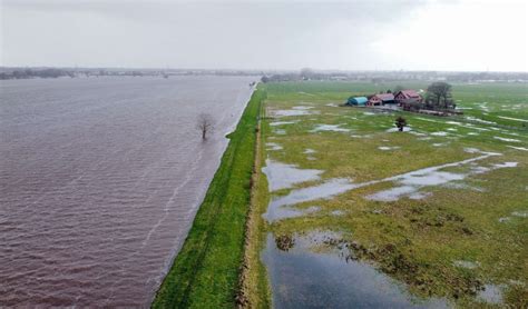 Hochwasserlage Kampf gegen Überflutung und Aufatmen