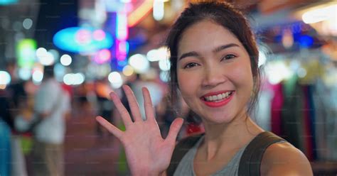 여행자 아시아 블로거 여성은 태국 방콕을 여행하고 휴대 전화를 사용하는 아름다운 여성은 카오산로드에서 행 아웃을하면서 브이로그를 만들고 소셜 미디어에 살고 있습니다